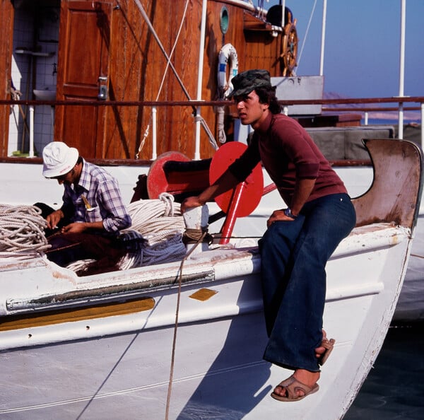 Λαβράκι και μπλου τζίν καμπάνα: Η ζωή των ψαράδων της Πάρου το '70 | LiFO